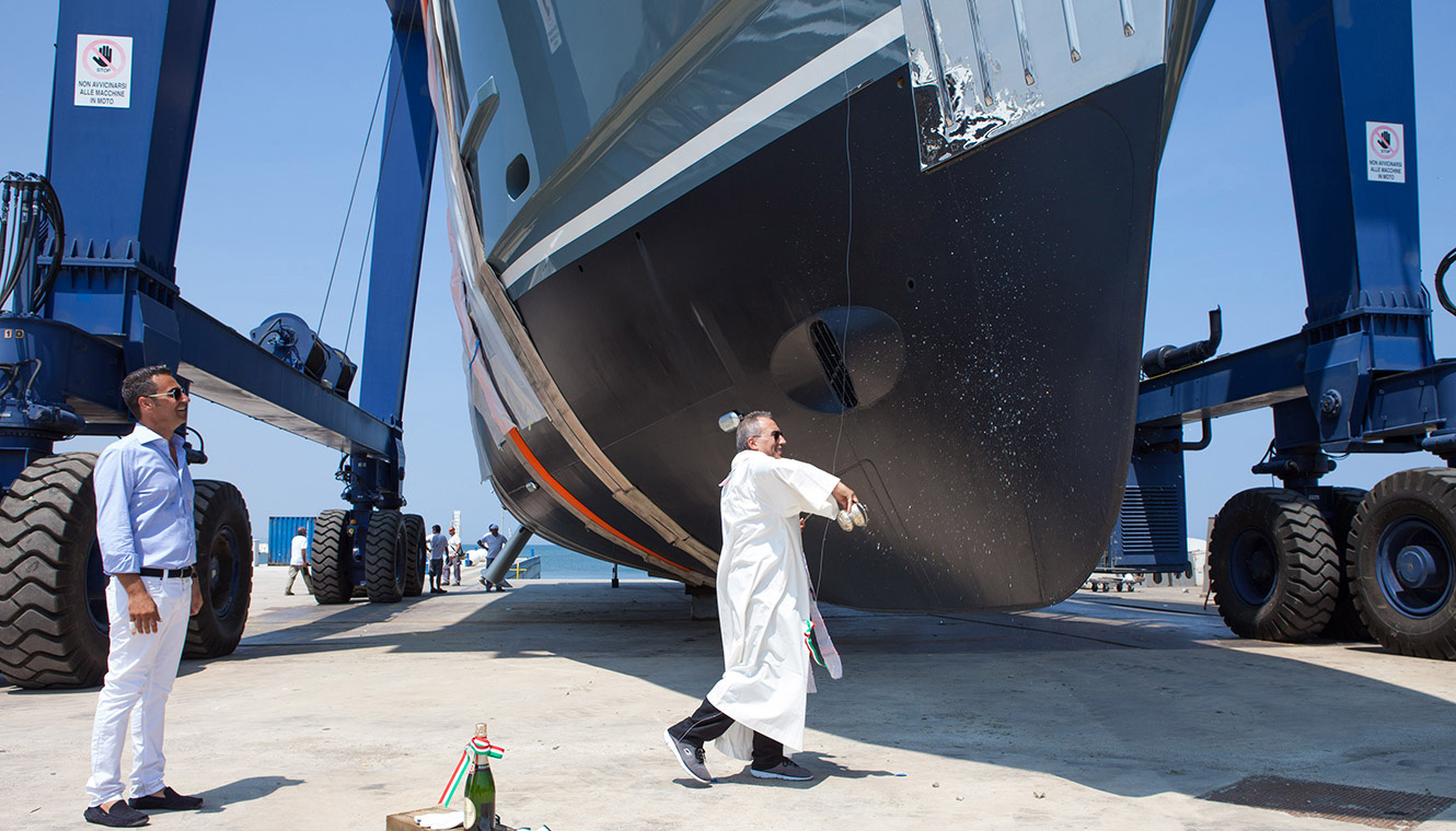 DARWIN CLASS 107' LAUNCH | CDM Experience