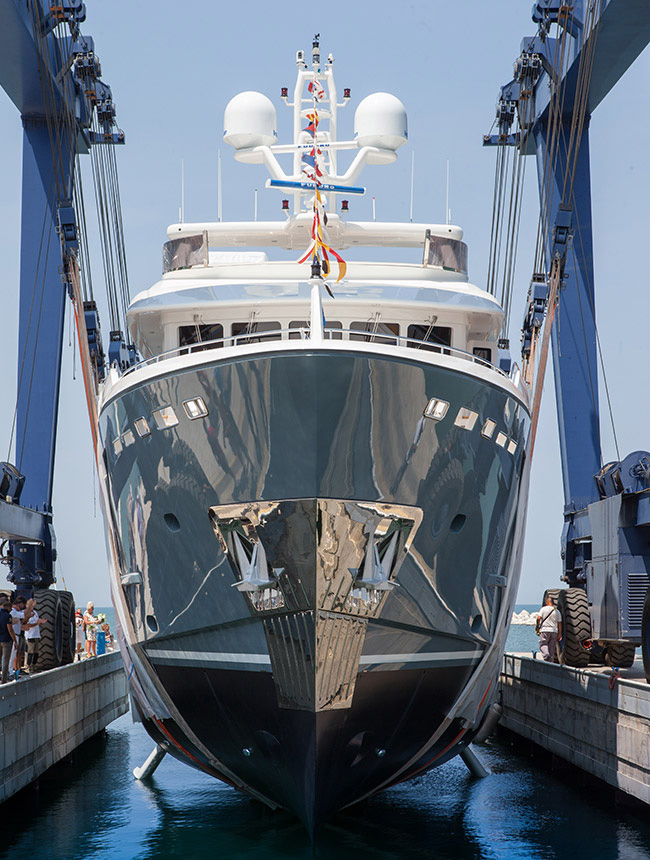 DARWIN CLASS 107' LAUNCH | CDM Experience